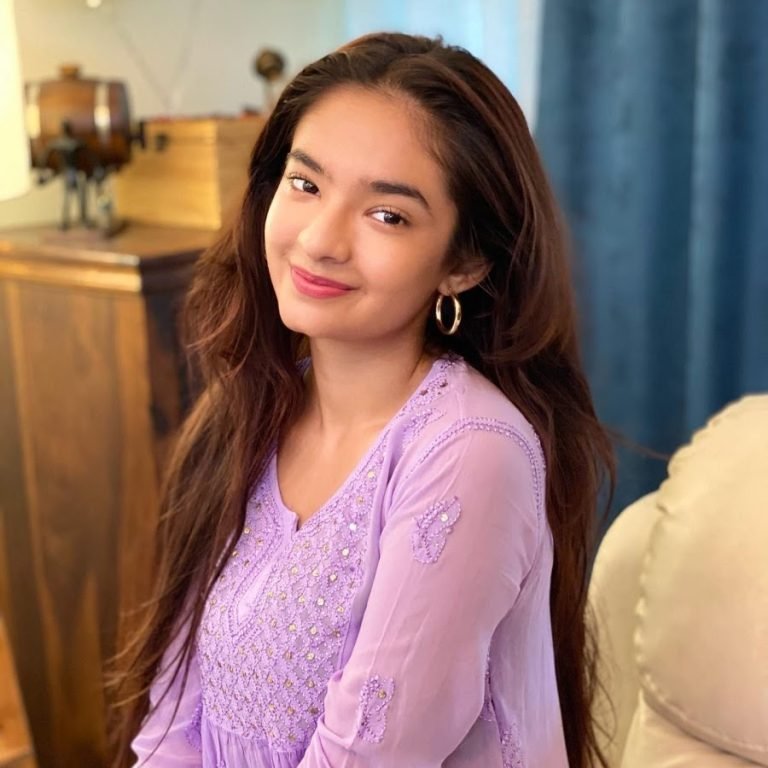 Anushka Sen Age, Education, Figure, Height, Parents, Family, Boyfriend ...